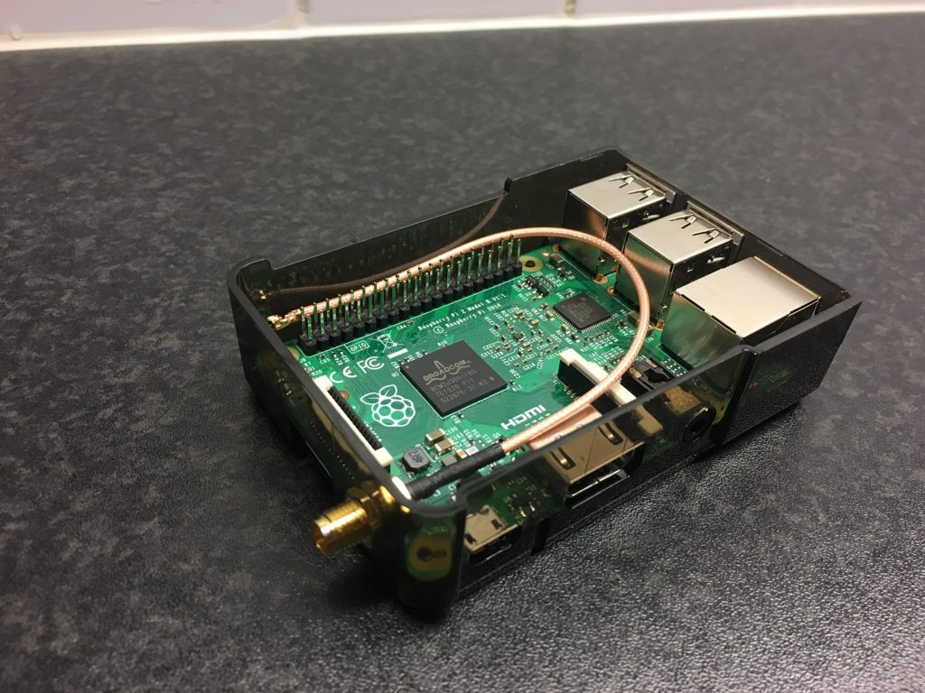 Raspberry pi in case with antenna - [²fram:kan:t]